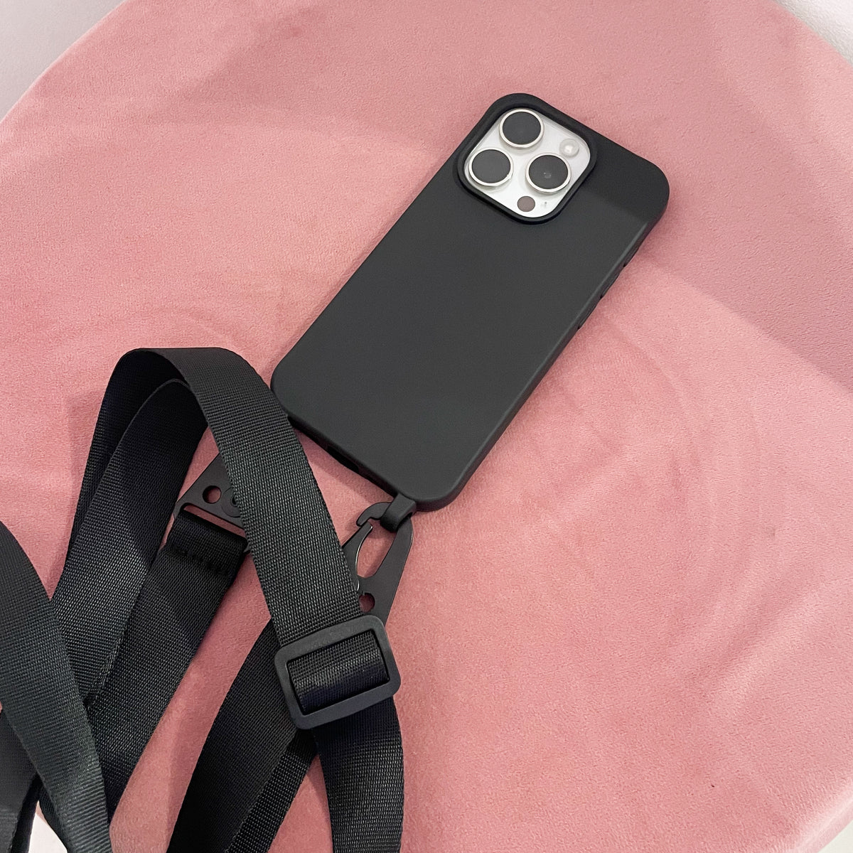 Case con Correa Negra – Mona Cases